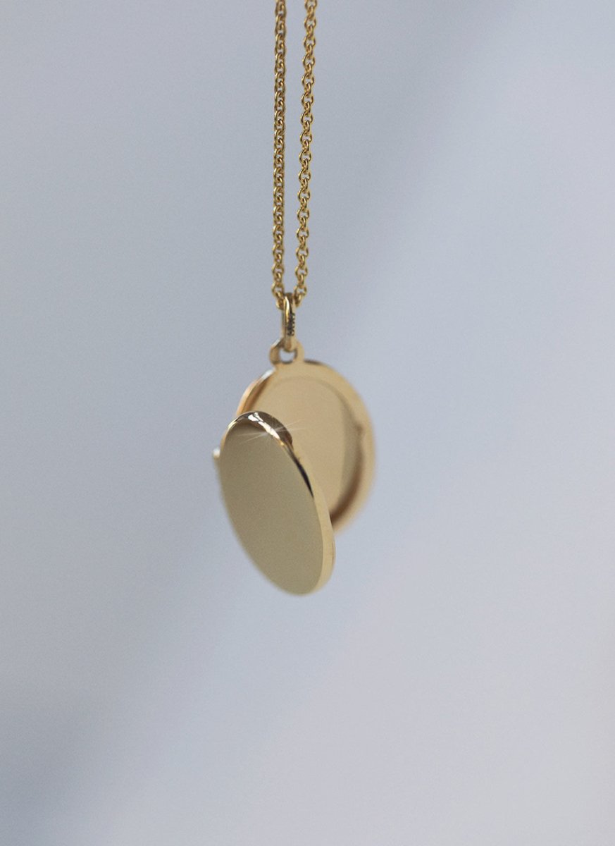 Ollie signet medallion 14k gold – Studio Kroewe